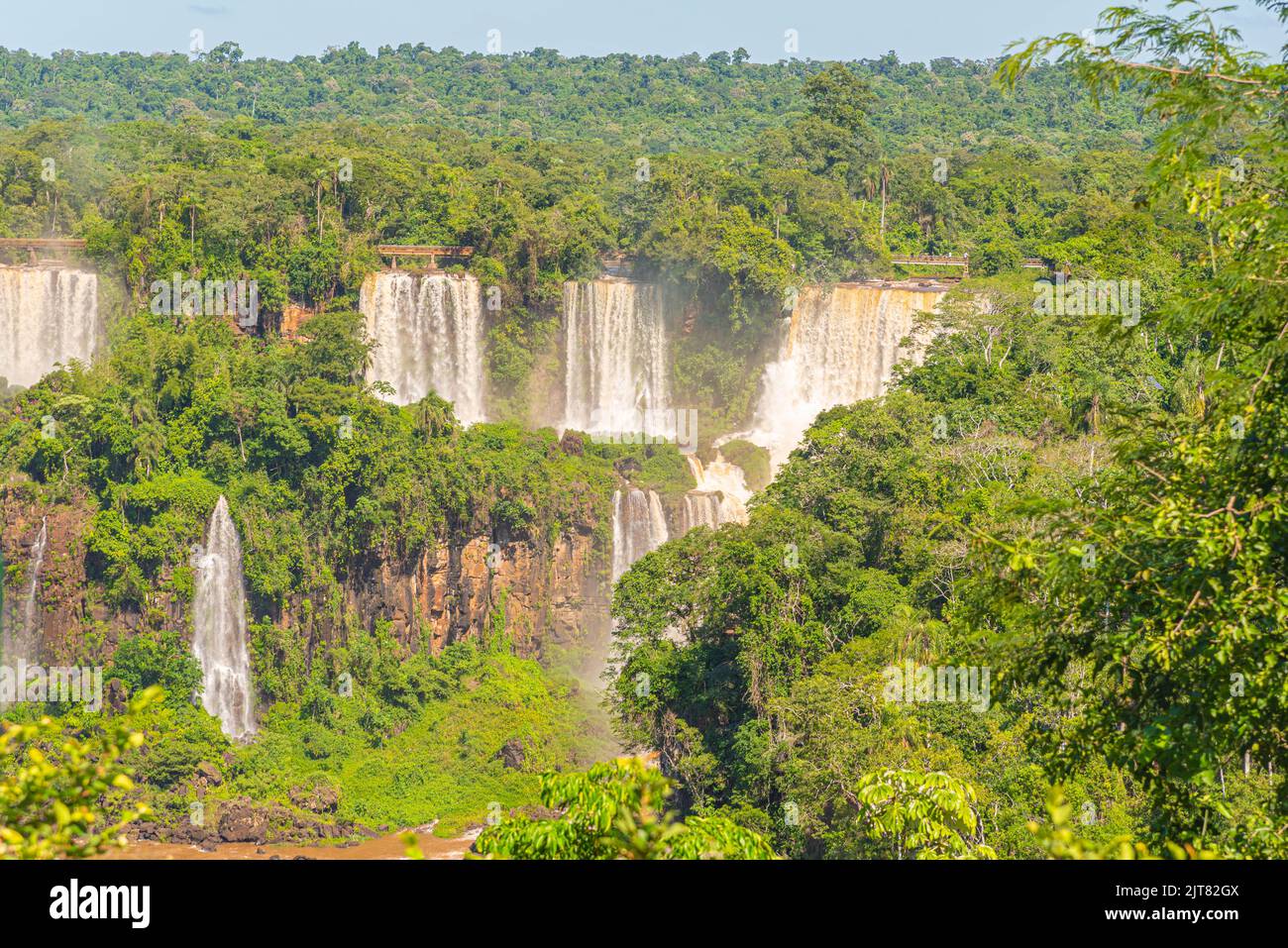 Parc national de la rivière Iguaçu au Brésil. Vue sur les chutes d ... Parc national de la rivière Iguaçu au Brésil. Vue sur les chutes d ...