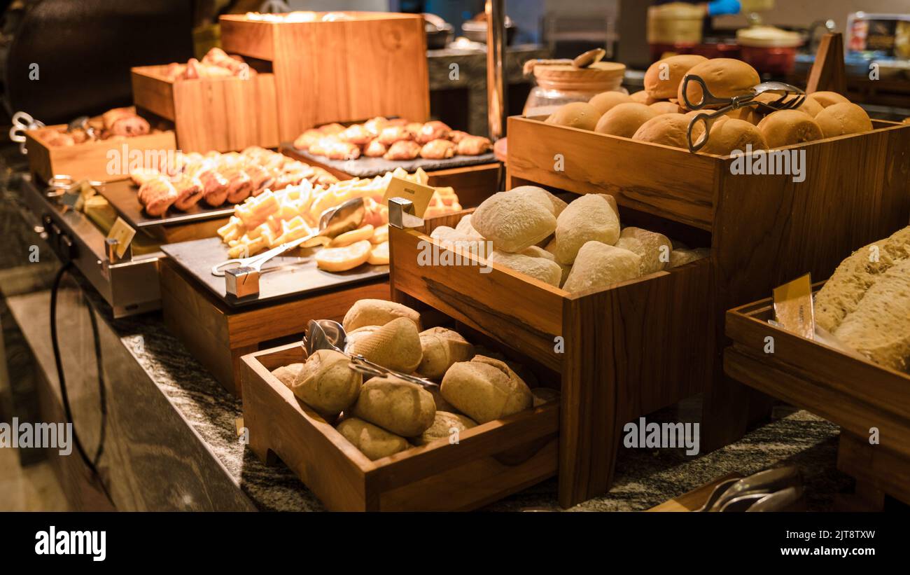 Petit-déjeuner buffet dans un hôtel de luxe. Coin pain avec croissant ...