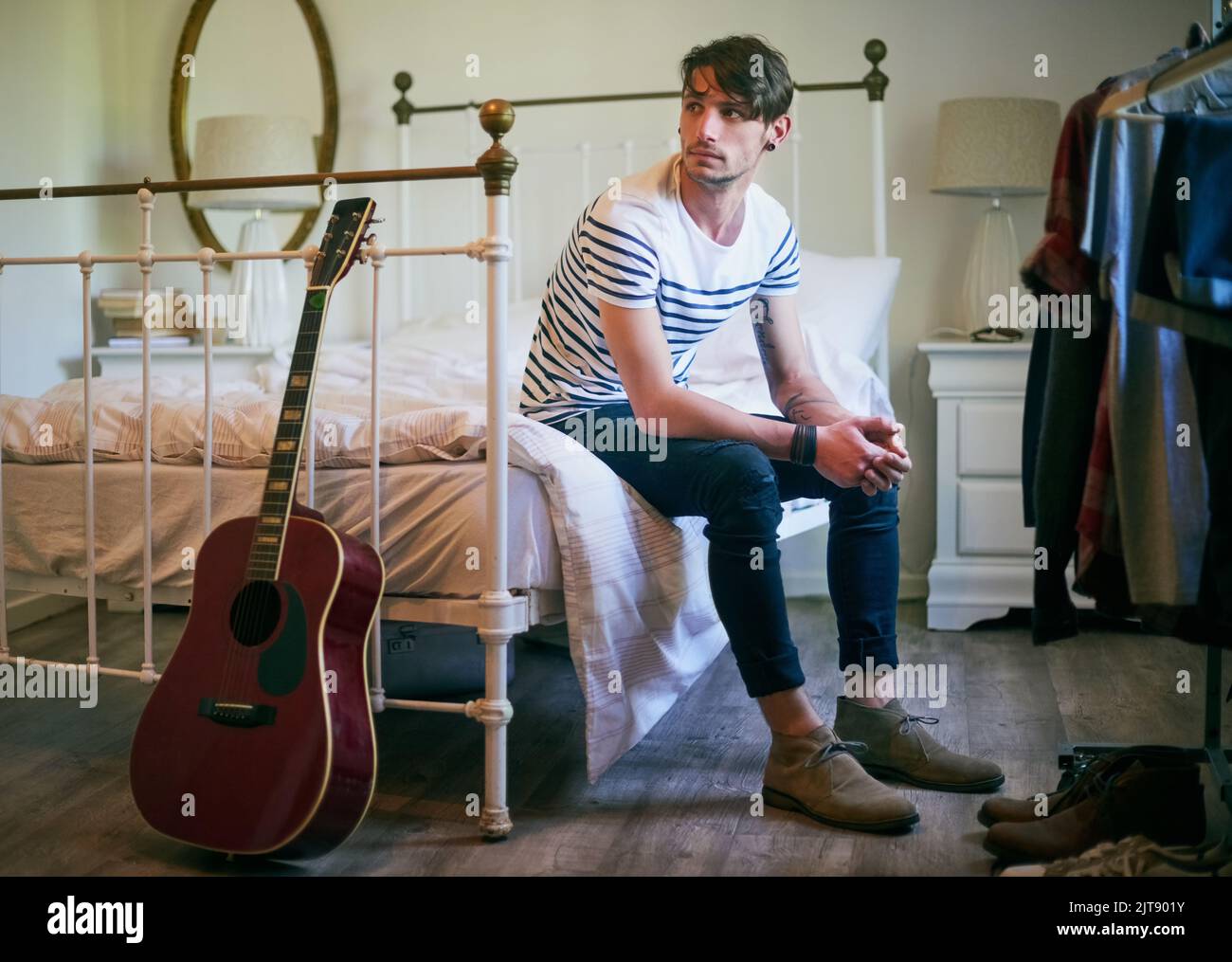 Un homme assis seul à la maison Banque de photographies et d’images à ...
