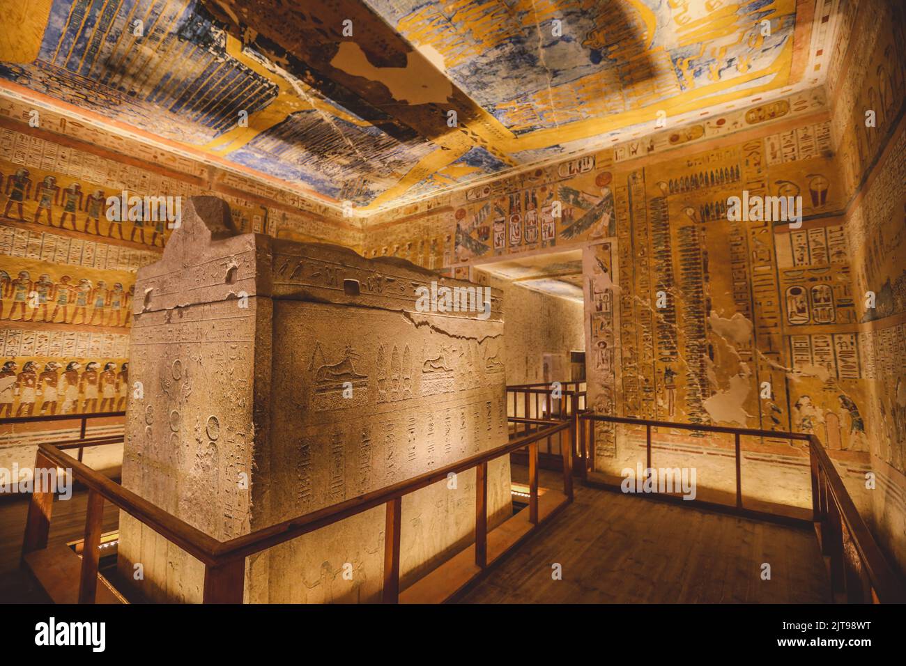 Vue sur le sarcophage de Pierre blanche à l'intérieur de l'ancien ...