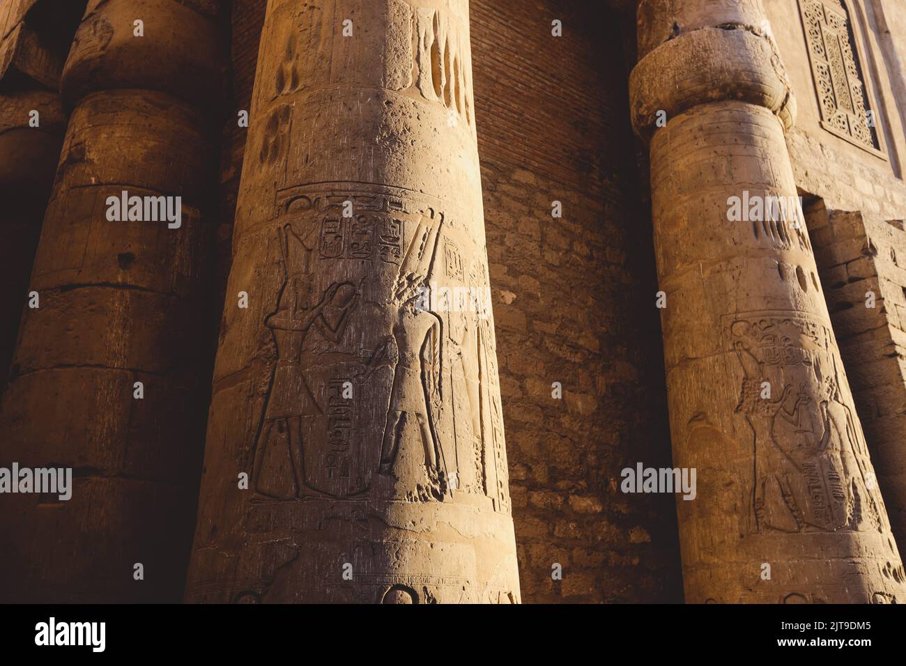 Dessin égyptien antique sur le mur du grand temple de Louxor, Égypte ...