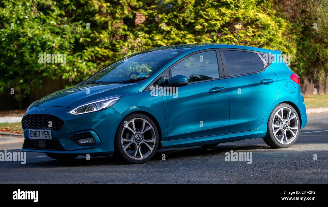 Blue ford fiesta car Banque de photographies et d’images à haute ...