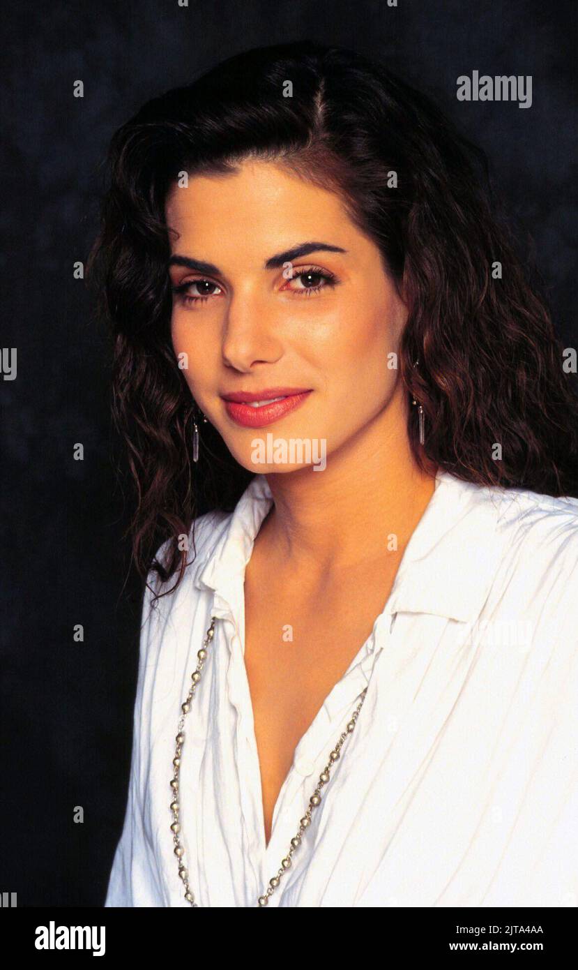 SANDRA BULLOCK dans LA POTION D'AMOUR N° 9 (1992), dirigée par DALE ...