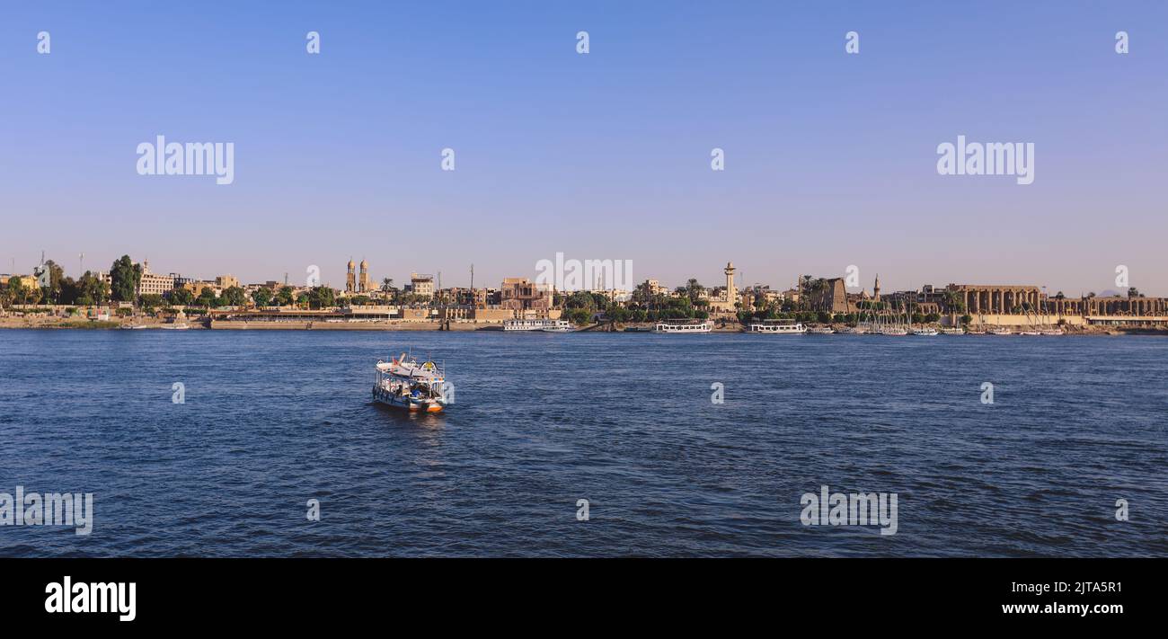 Vue panoramique sur le paysage de la ville de Louxor depuis le bord du ...