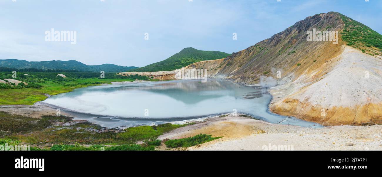 panorama d'un lac minéralisé chaud avec source thermale et fumaroles ...