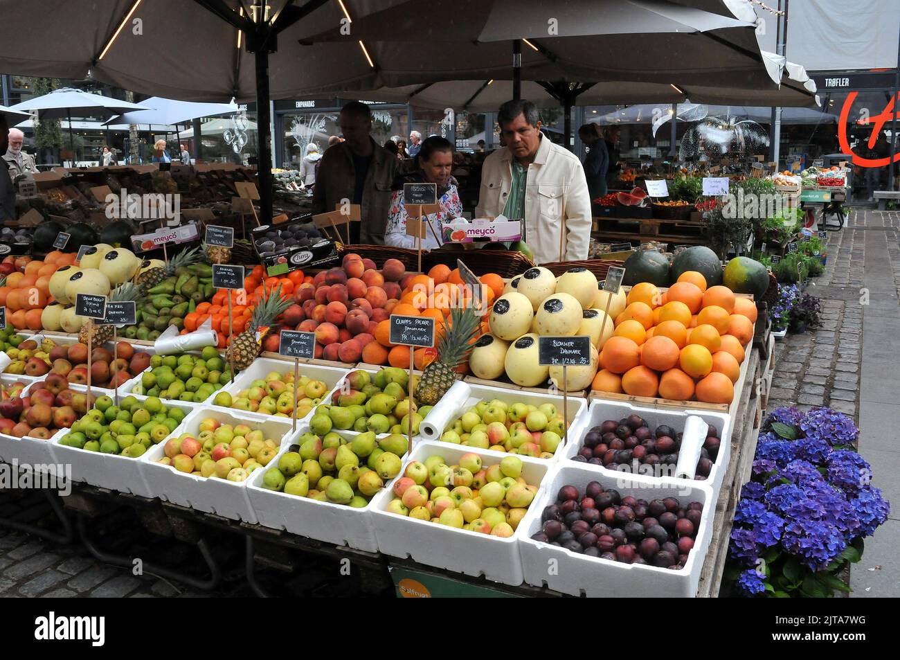 Copenhague/Danemark/.29 août 2022/.acheteurs de fruits et légumes à la ...