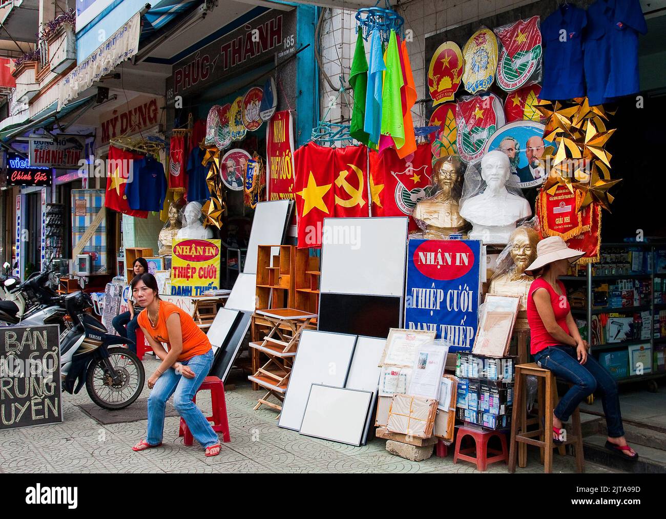 Vietnam, Hue vendre des icônes communistes comme des drapeaux et une ...