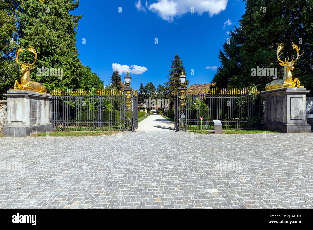 L'entrée baroque du Wenkenpark à Riehen, gardée par deux cerfs dorés ...
