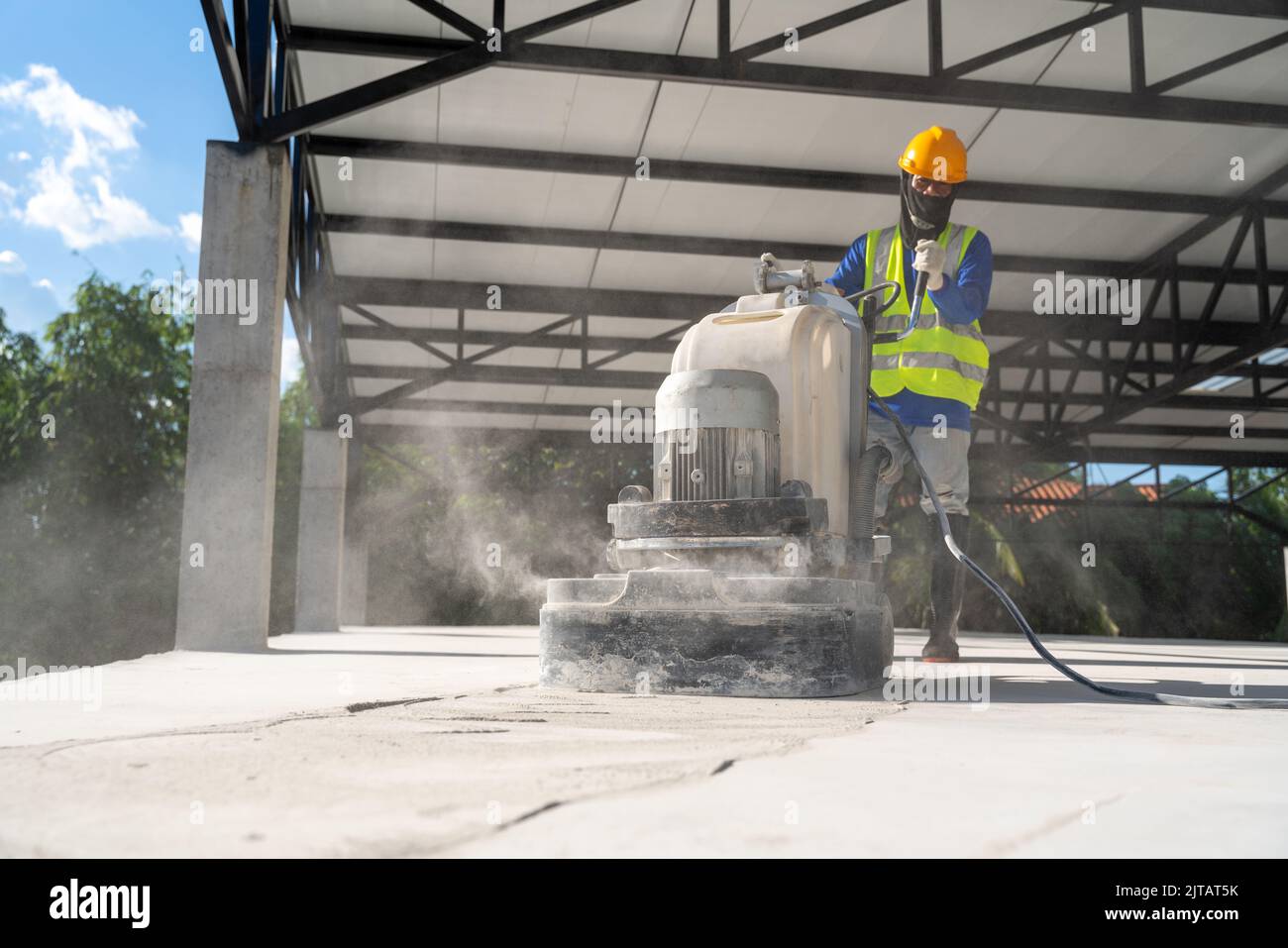 Un travailleur de la construction qui utilise du polissage machine pour ...