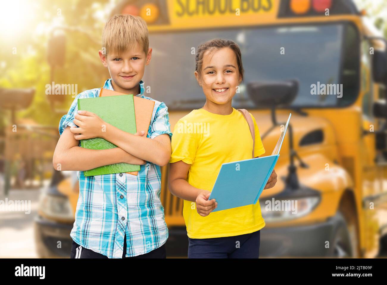 Petits enfants élèves élèves élèves, le bus scolaire. Bienvenue à l ...