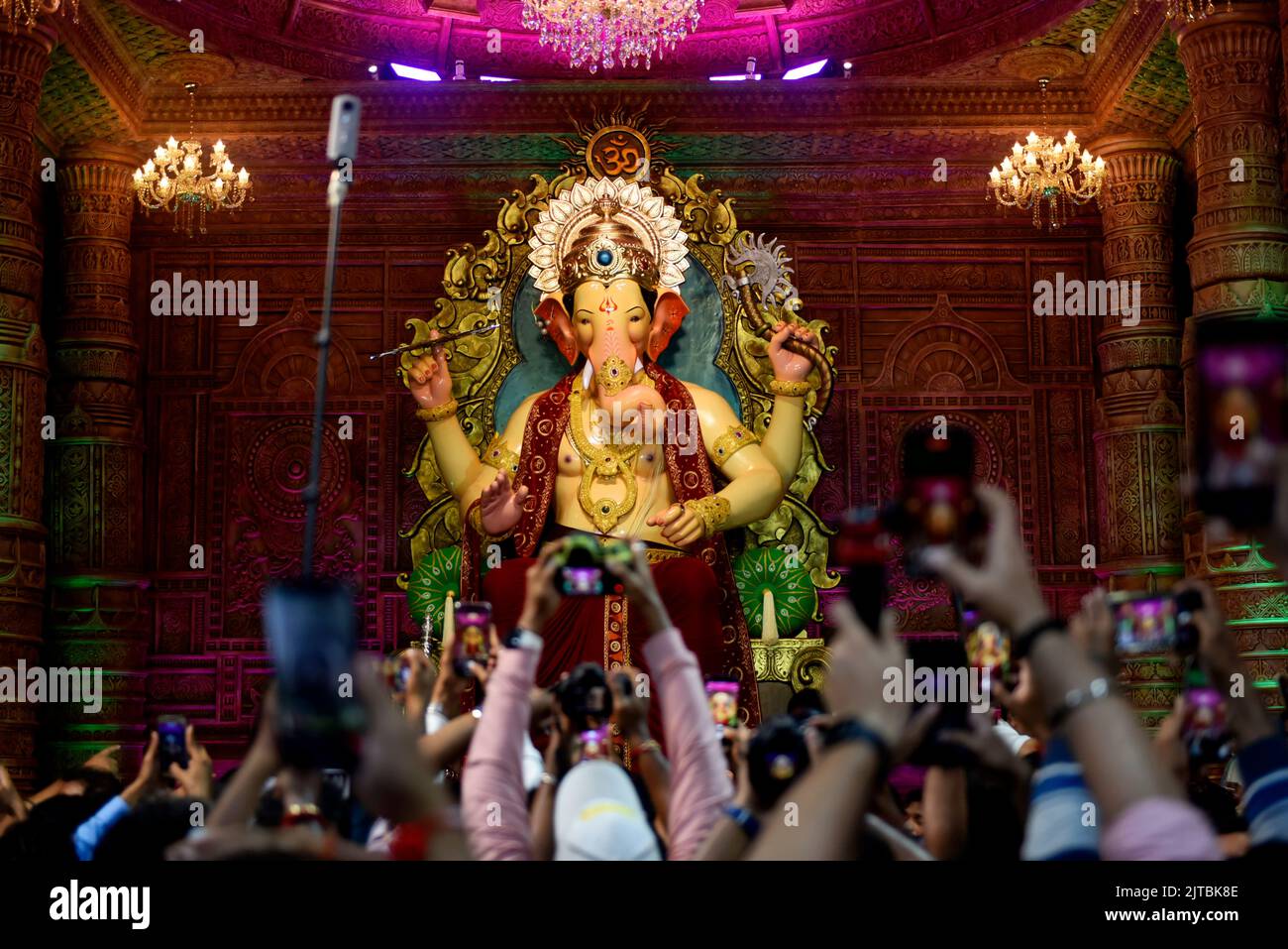 Mumbai, Maharashtra, Inde. 29th août 2022. Les gens photographent un ...