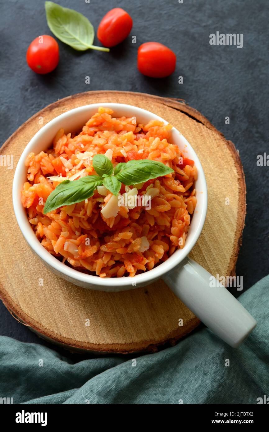 Kritharaki avec tomates et poulet. Type traditionnel de pâtes grecques ...