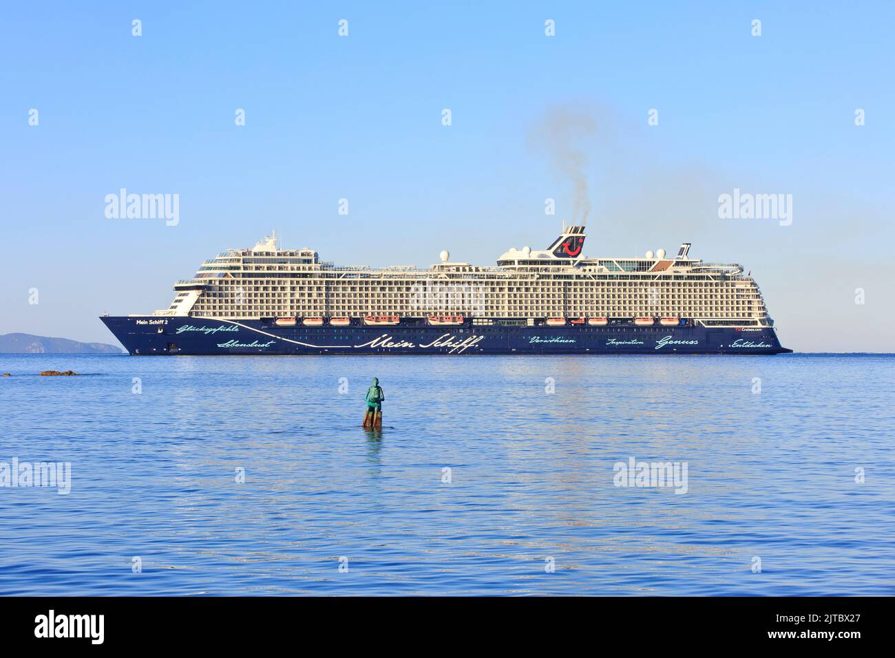 Le bateau de croisière Mein Schiff 2 (2019) de TUI Cruises, qui passe ...