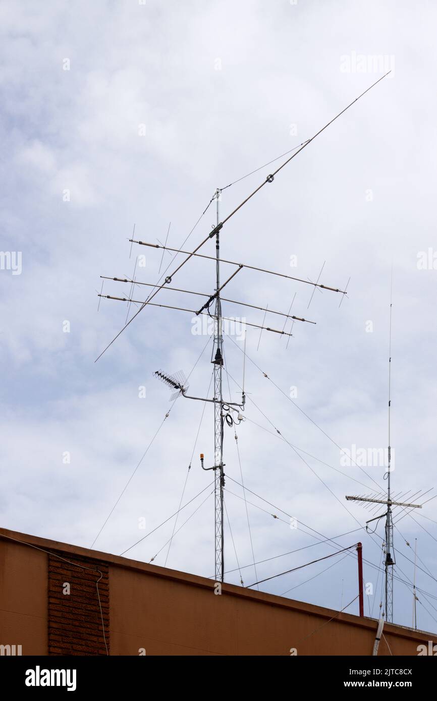 Gros plan d'une antenne radio amateur installée au-dessus d'un grand ...