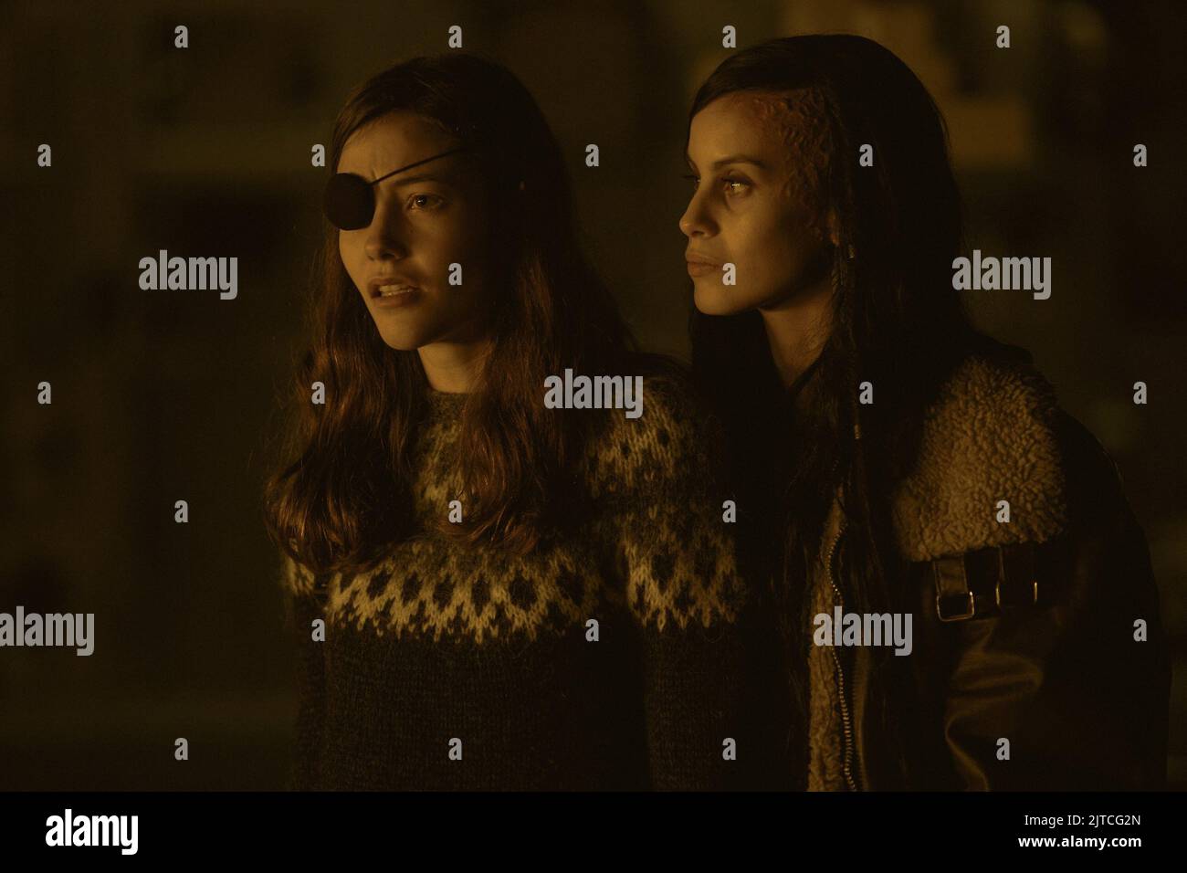 LA FILLE DANS LE MIROIR, (alias ALMA), de gauche à droite: MIREIA Oriol ...