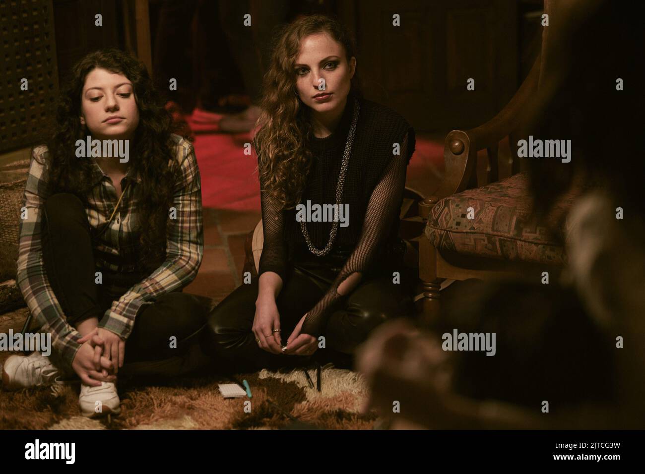 LA FILLE DANS LE MIROIR, (alias ALMA), de gauche à droite: Laura Ubach, Claudia Roset, 'Fog ...