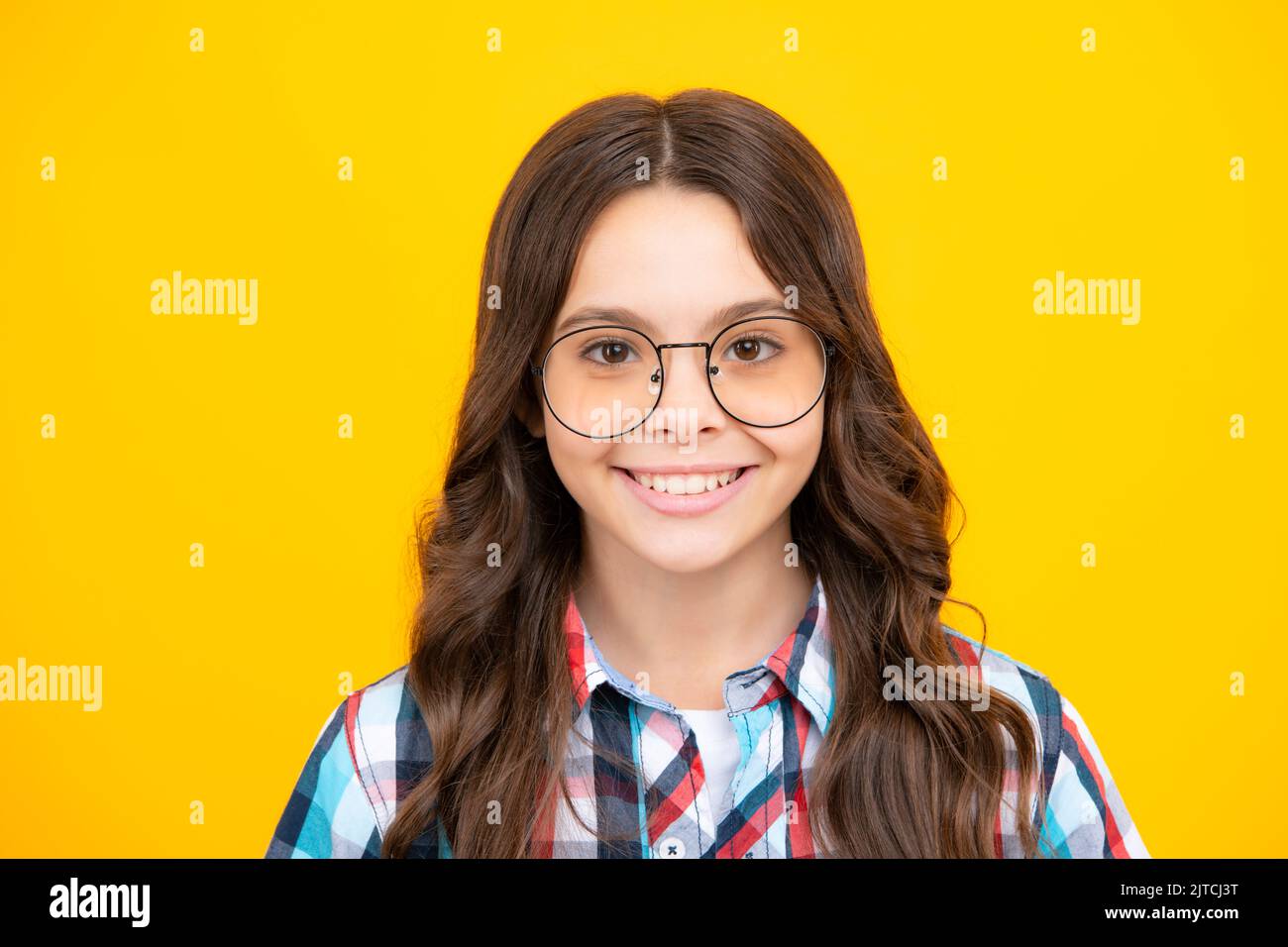 Gros plan sur le portrait émotionnel de la jeune fille souriante ...