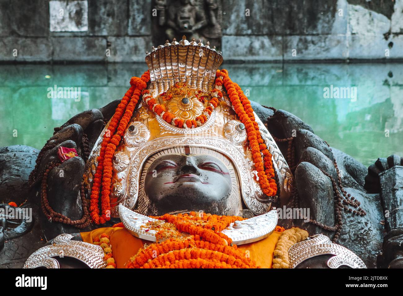 Le Seigneur de Basalte noir Vishnu, la statue de sommeil, comme vu dans ...