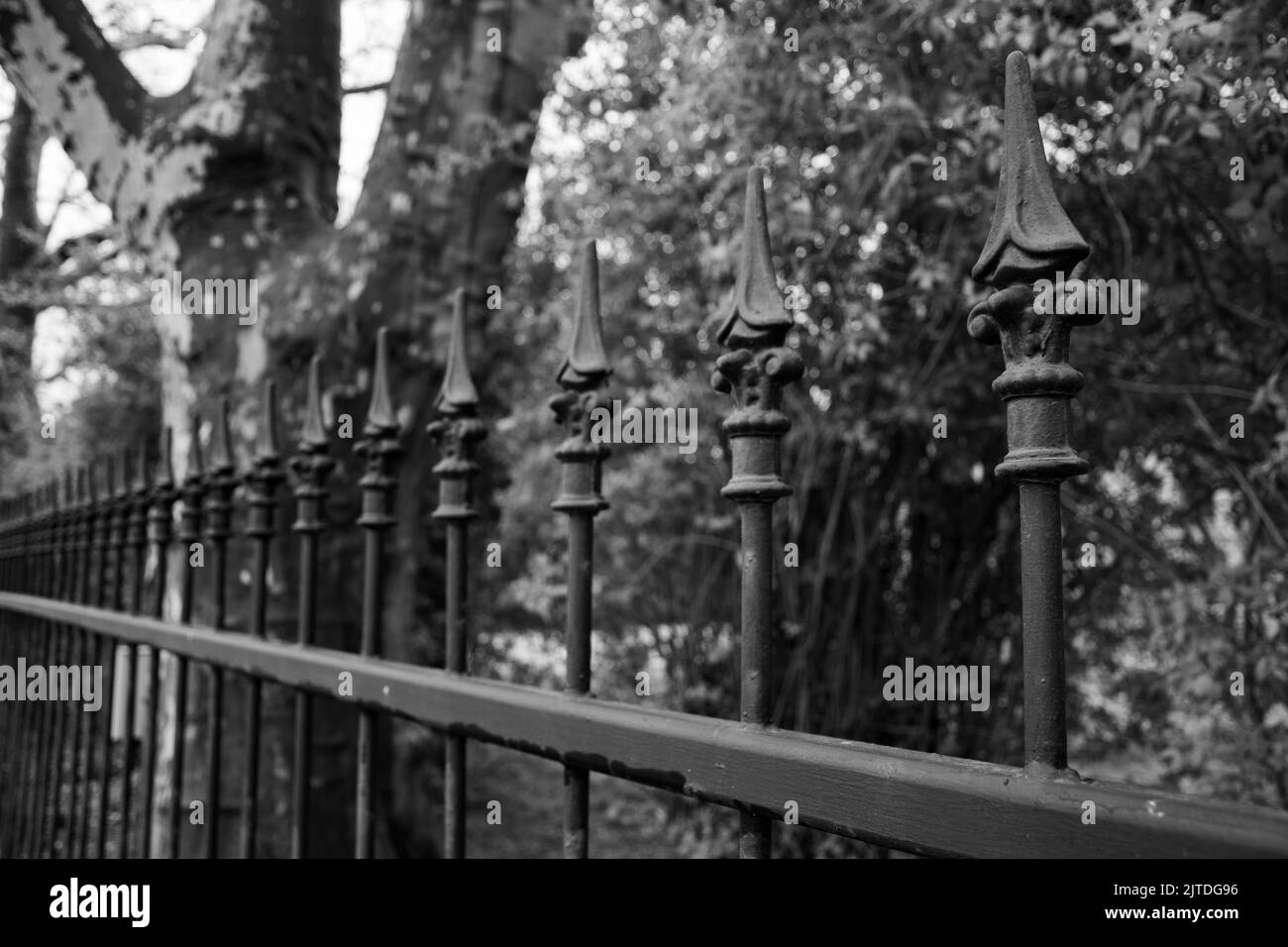Steel fence Banque d'images noir et blanc - Alamy