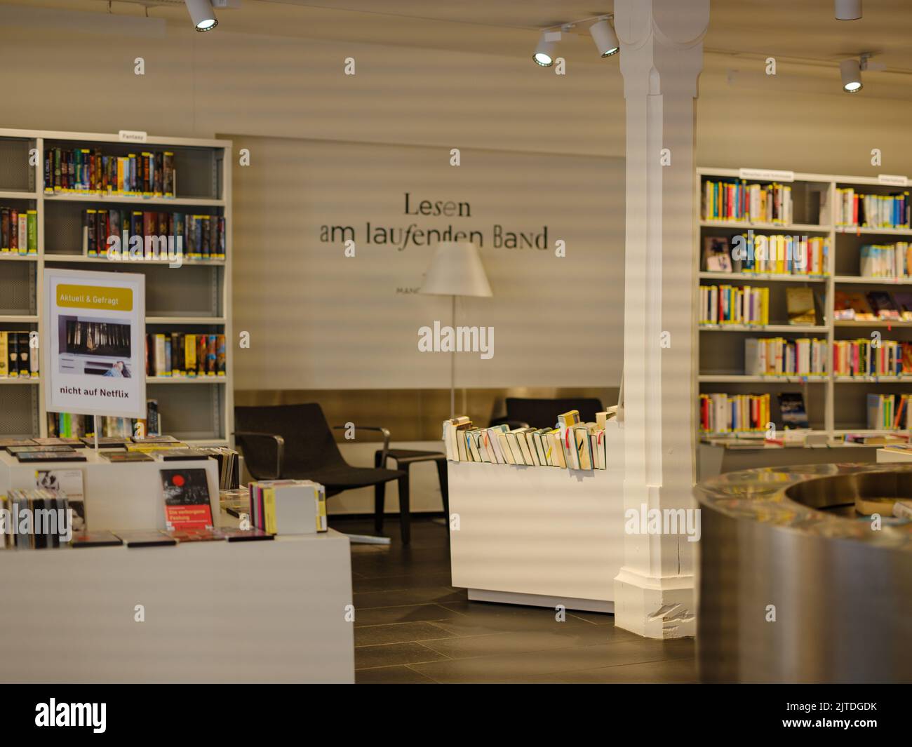 Bâle, Suisse - 8 juillet 2022: Livres dans une nouvelle bibliothèque ...