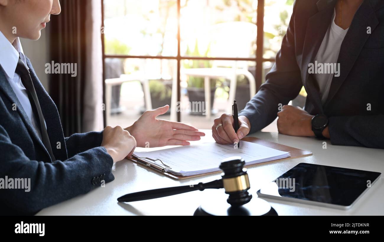 Image rognée d'une avocate discutant d'un document contractuel ...