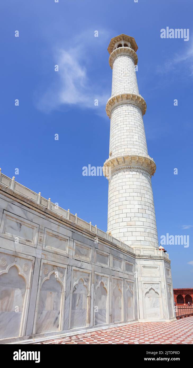 Le Minaret du mausolée du Taj Mahal, piliers de marbre blanc du Taj ...