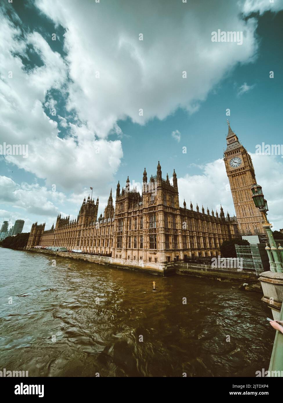Le Palais de Westminster et Big Ben depuis le bord de mer, vertical ...