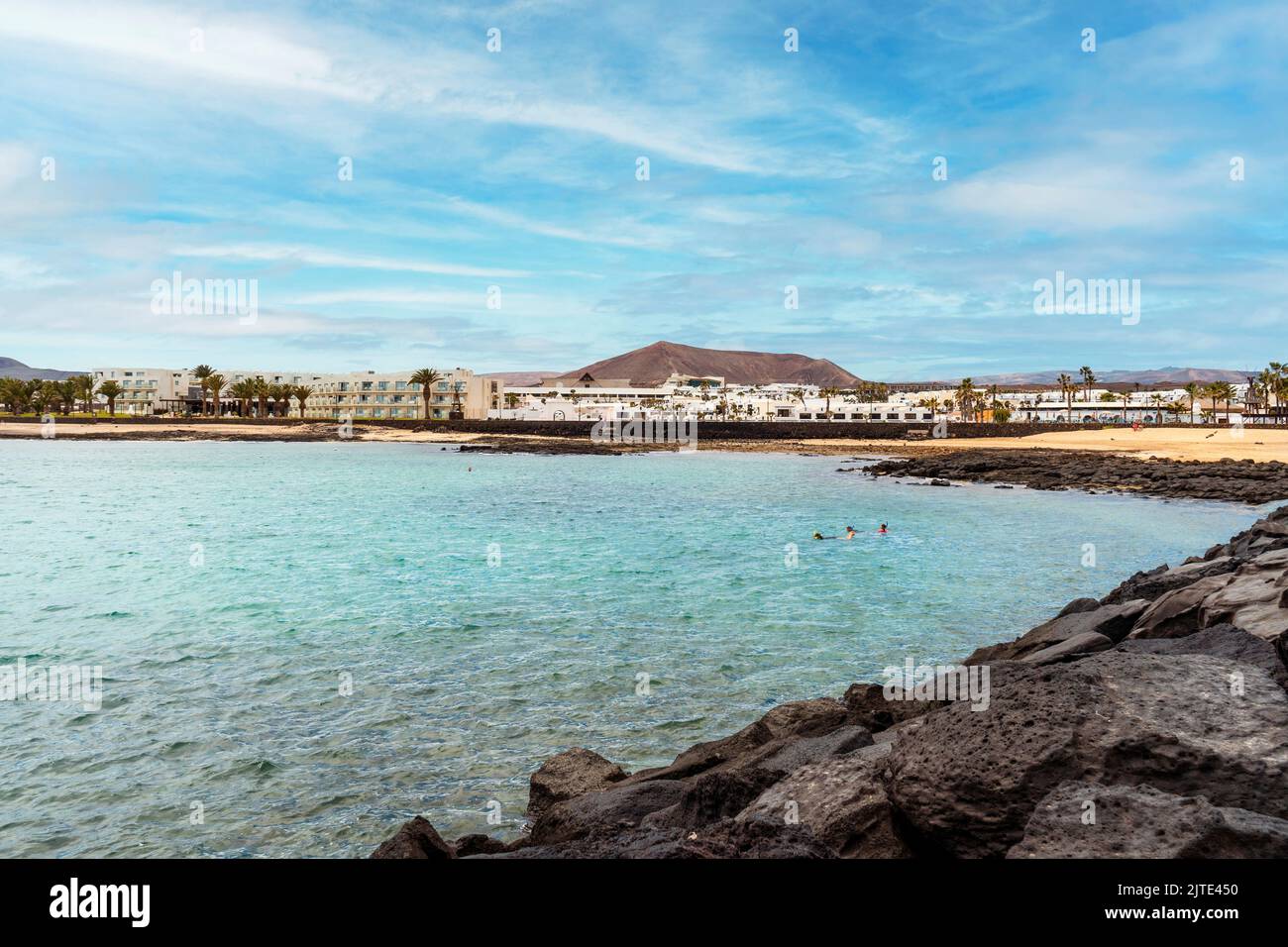 Plage de Los Charcos avec sable blanc et rochers volcaniques à Costa ...