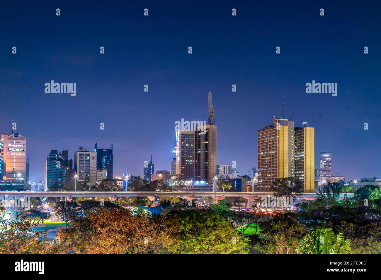 La nouvelle ville nocturne de Nairobi. Au premier plan se trouve le ...