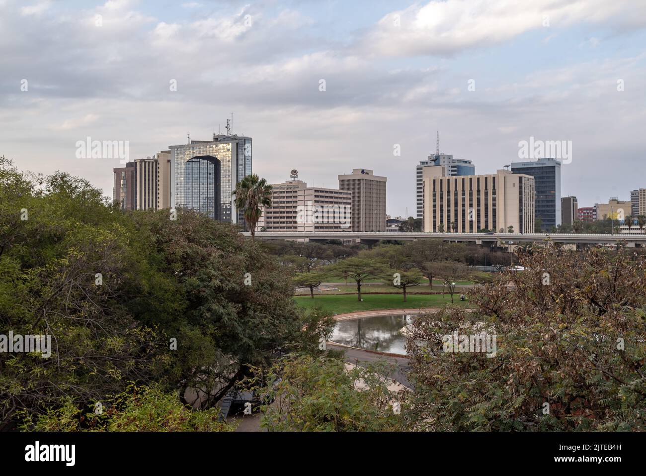 Le nouvel horizon de Nairobi. Au premier plan se trouve le parc rénové ...