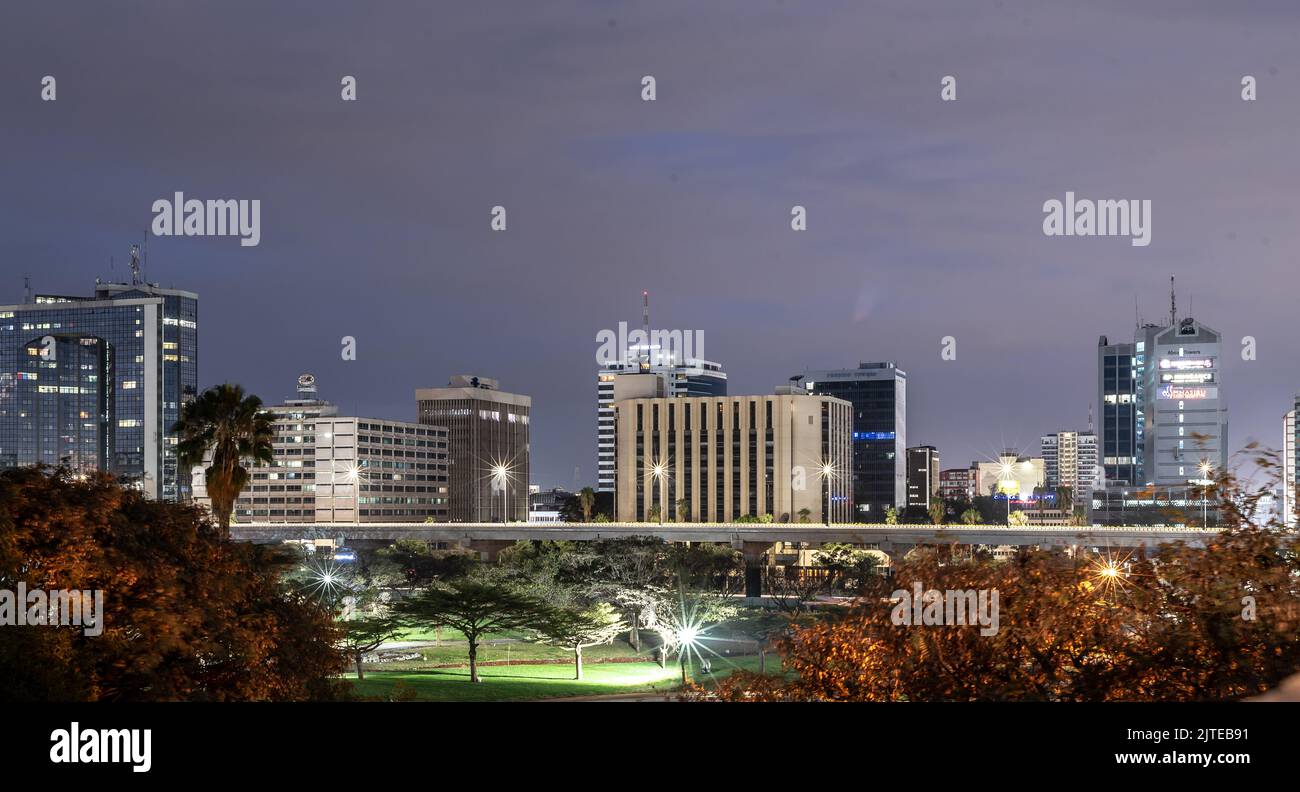 La nouvelle ville nocturne de Nairobi. Au premier plan se trouve le ...