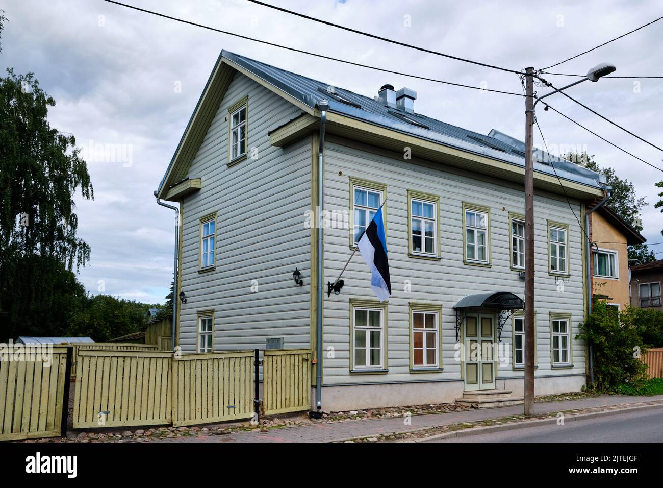 Maison estonienne traditionnelle de deux étages avec toit triangulaire ...
