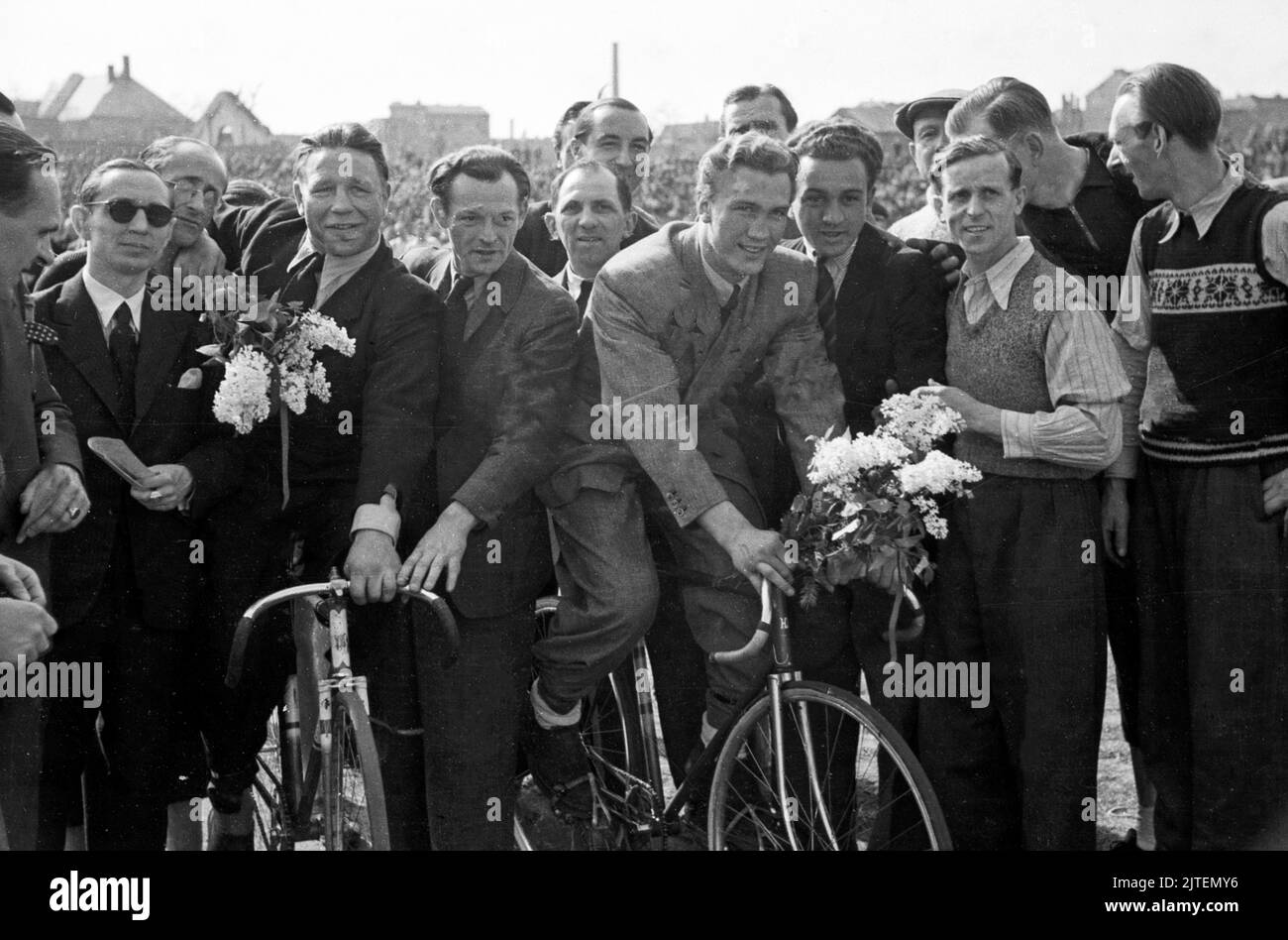 Boxer Adolf Witt BEI der Eröffnung des Radrennens der Berufsfahrer im ...