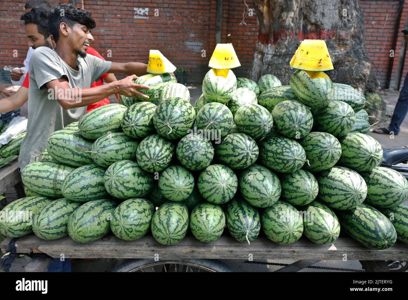 Dhaka, Bangladesh - 30 août 2022 : dans la chaleur étouffante, on voit des pastèques jaunes ...