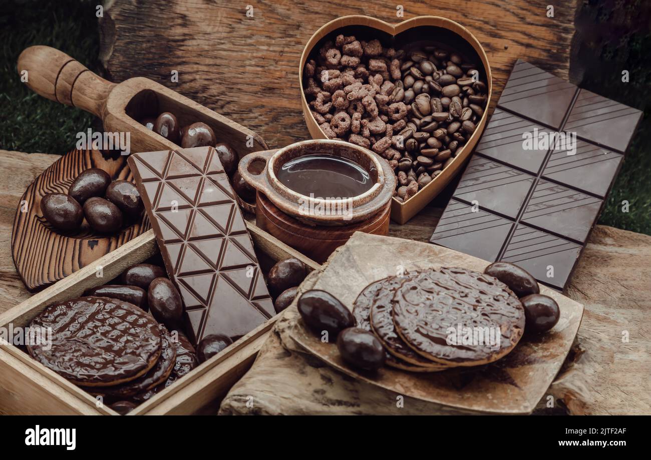 Composition de différentes barres et morceaux de chocolat noir ...