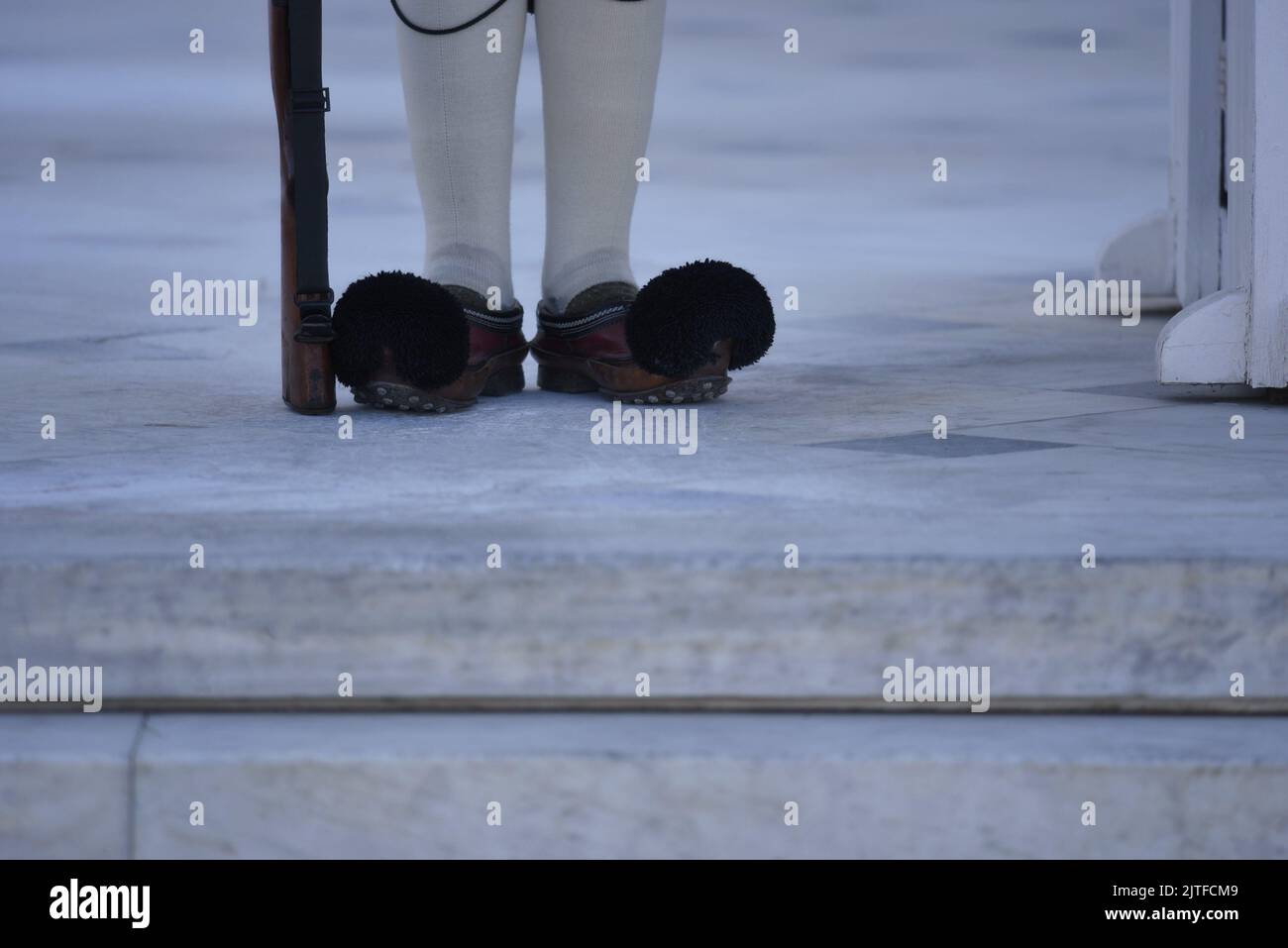 Gros plan sur les chaussures 'tsarouchia' qui font partie de l'uniforme ...