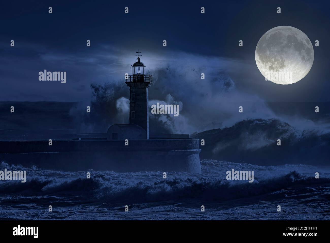 Tempête à l'ancien phare dans une pleine nuit de lune. Certains filtres ...