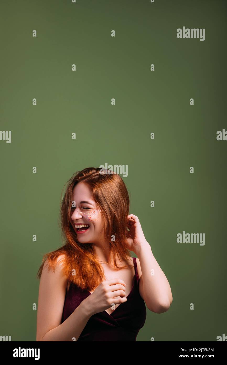 Femme rire yeux fermés Banque de photographies et d’images à haute ...