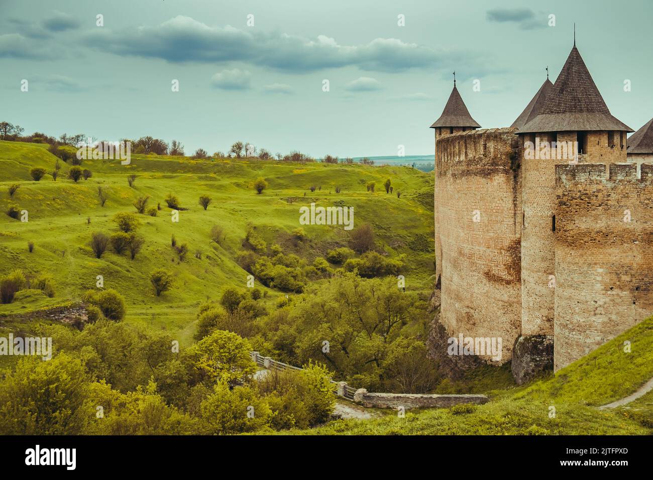Ancienne forteresse en briques à Khotyn. Ancien château, collines ...