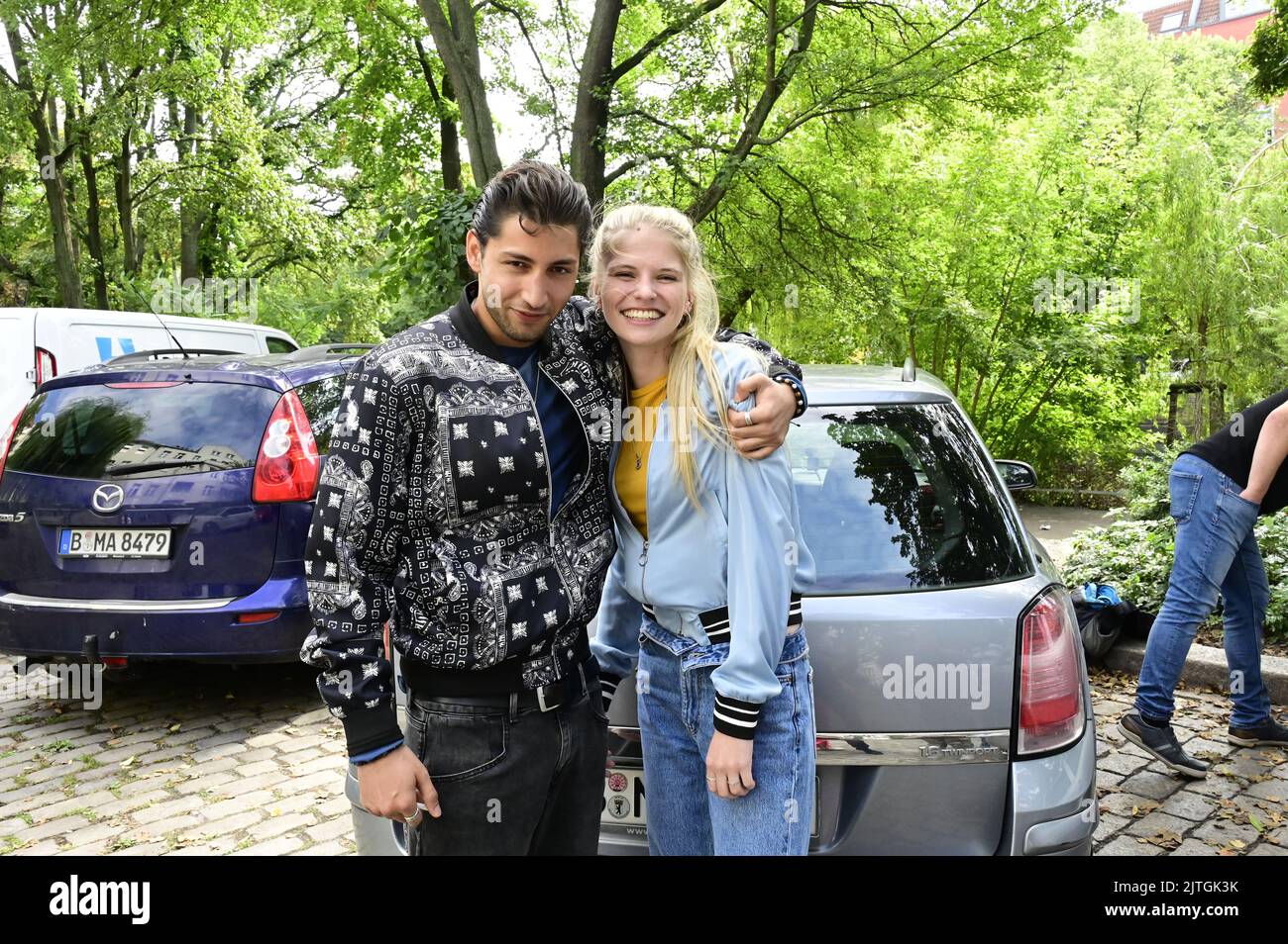 Adonis Jovanovic aka Dean und Katharina Kock aka Toni am set BEI ...
