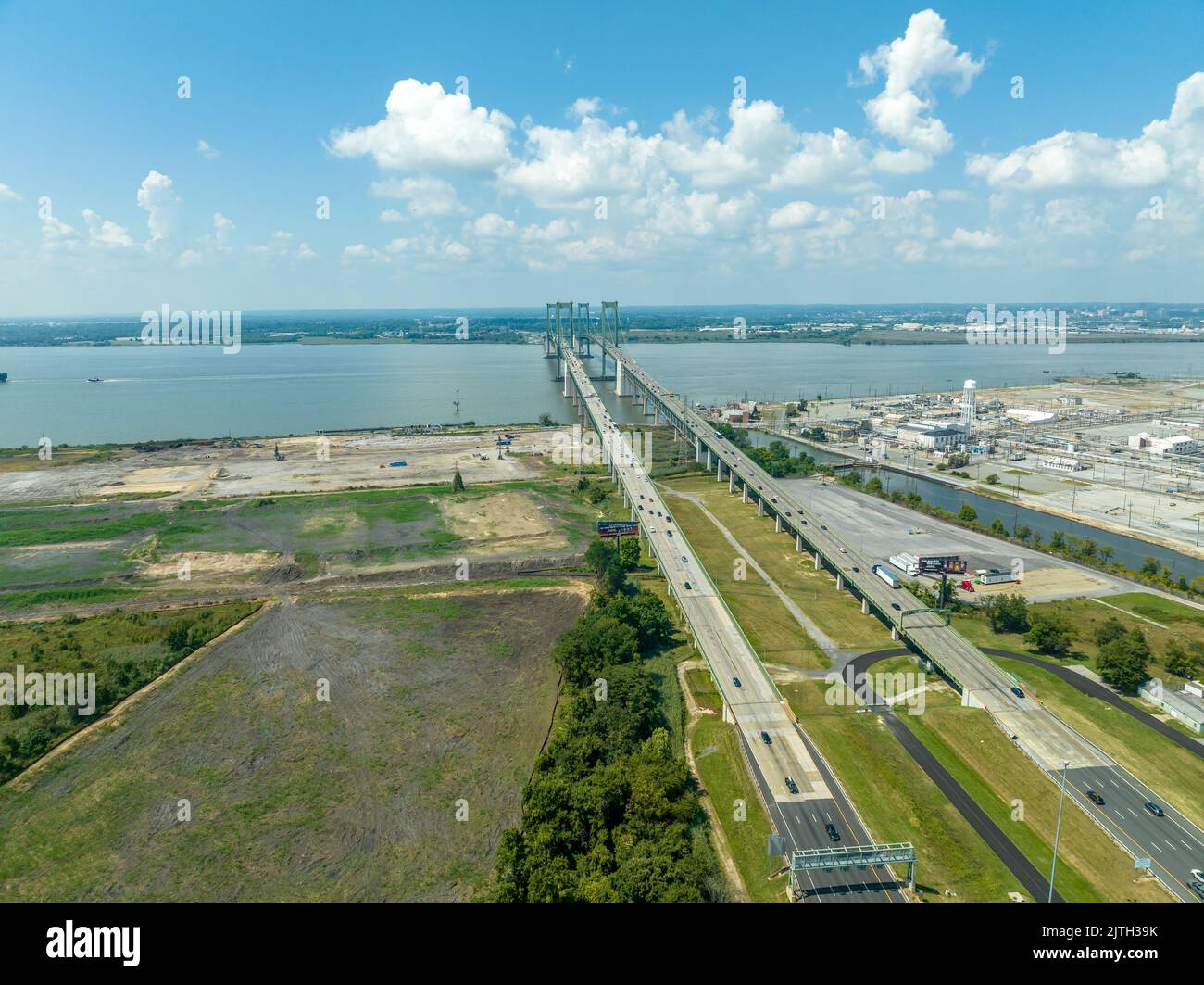 Vue aérienne du Delaware Memorial Bridge qui traverse le fleuve Delaware et relie l'autoroute à ...