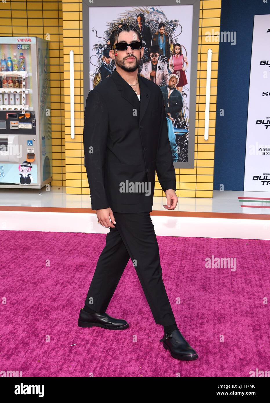 Bad Bunny en arrivant à la première de Los Angeles du « Bullet train ...