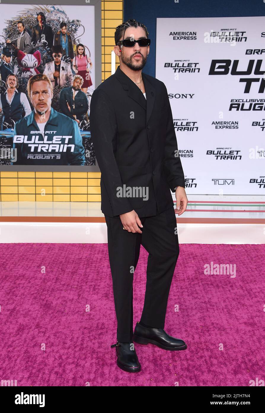 Bad Bunny en arrivant à la première de Los Angeles du « Bullet train ...