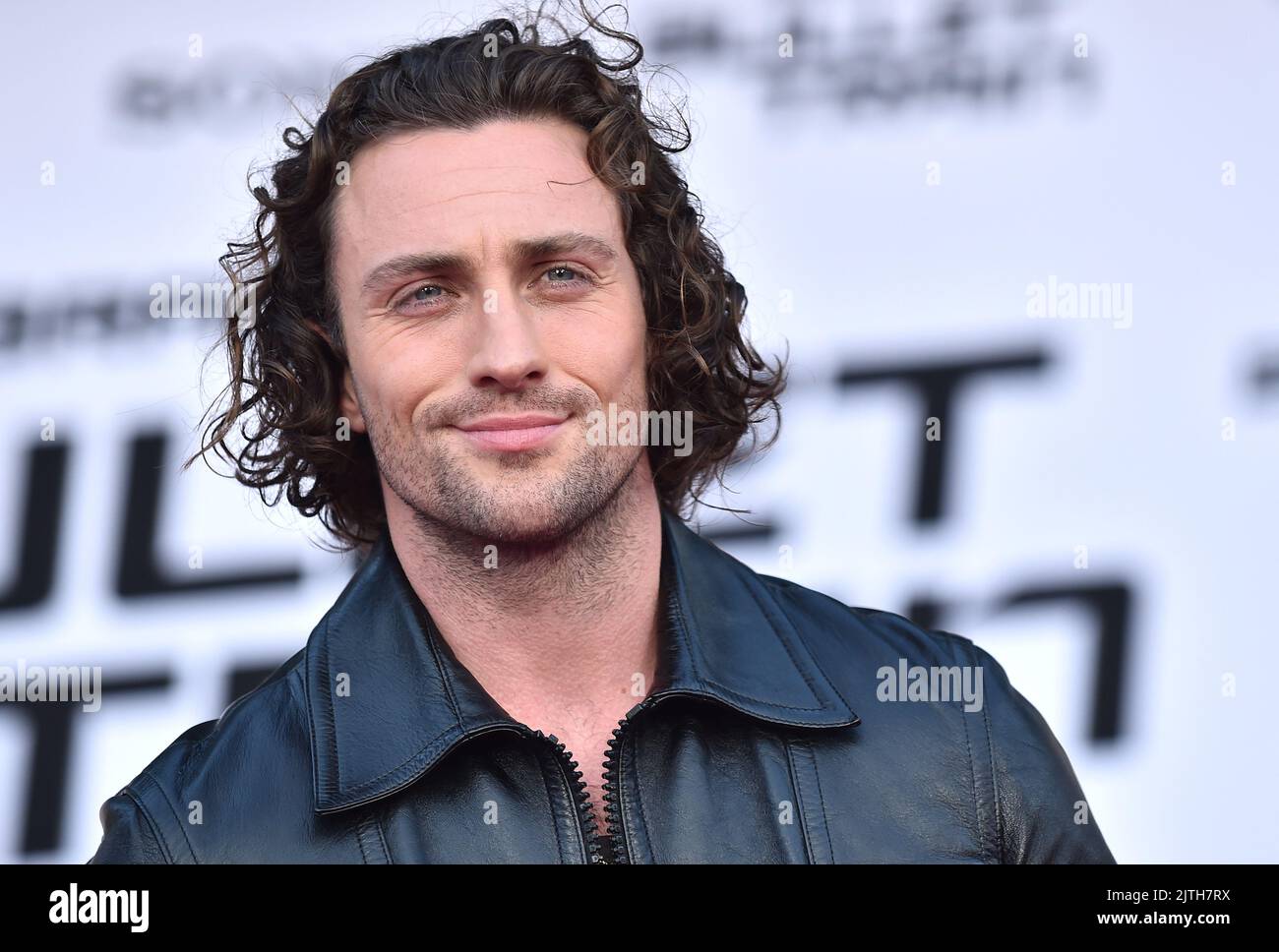 Aaron Taylor-Johnson arrive à la première à Los Angeles de « Bullet ...
