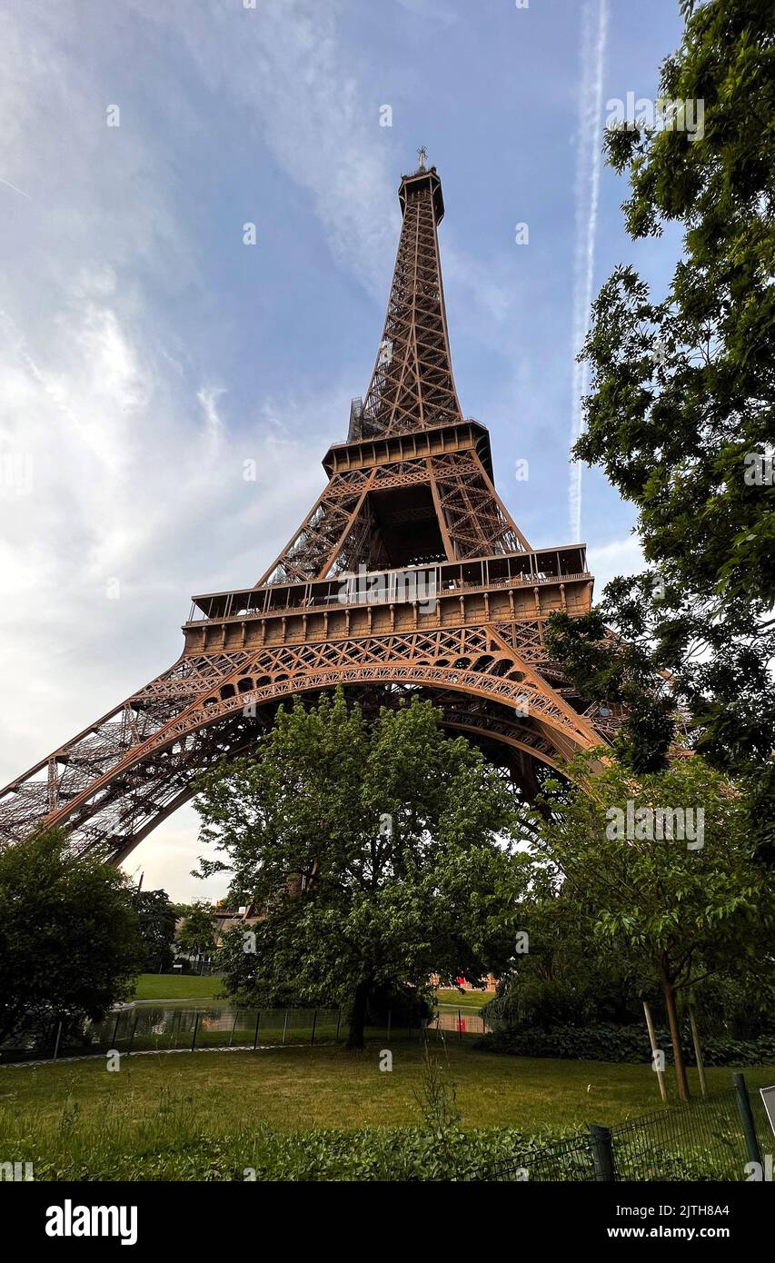 La Tour Eiffel est une tour en treillis de fer forgé sur le champ de ...