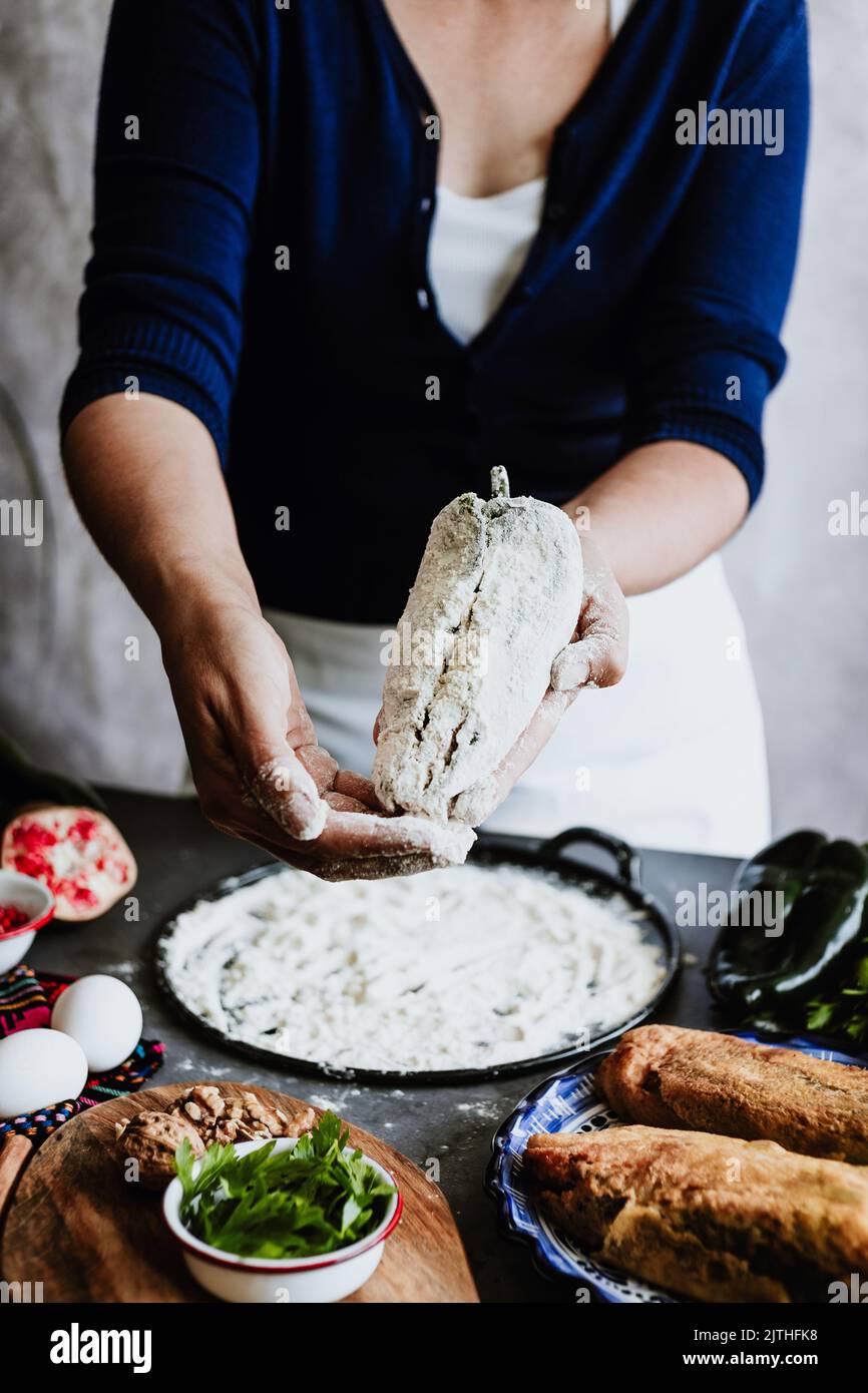 Cuisine mexicaine de piments battus en nogada recette par femme mains ...