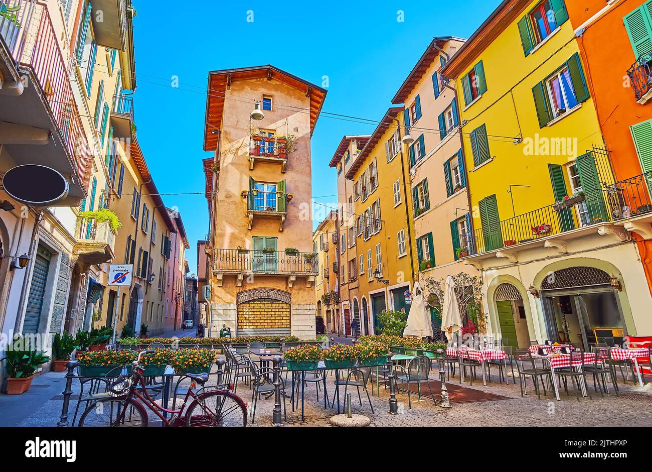 Vicolo due torri Banque de photographies et d’images à haute résolution ...