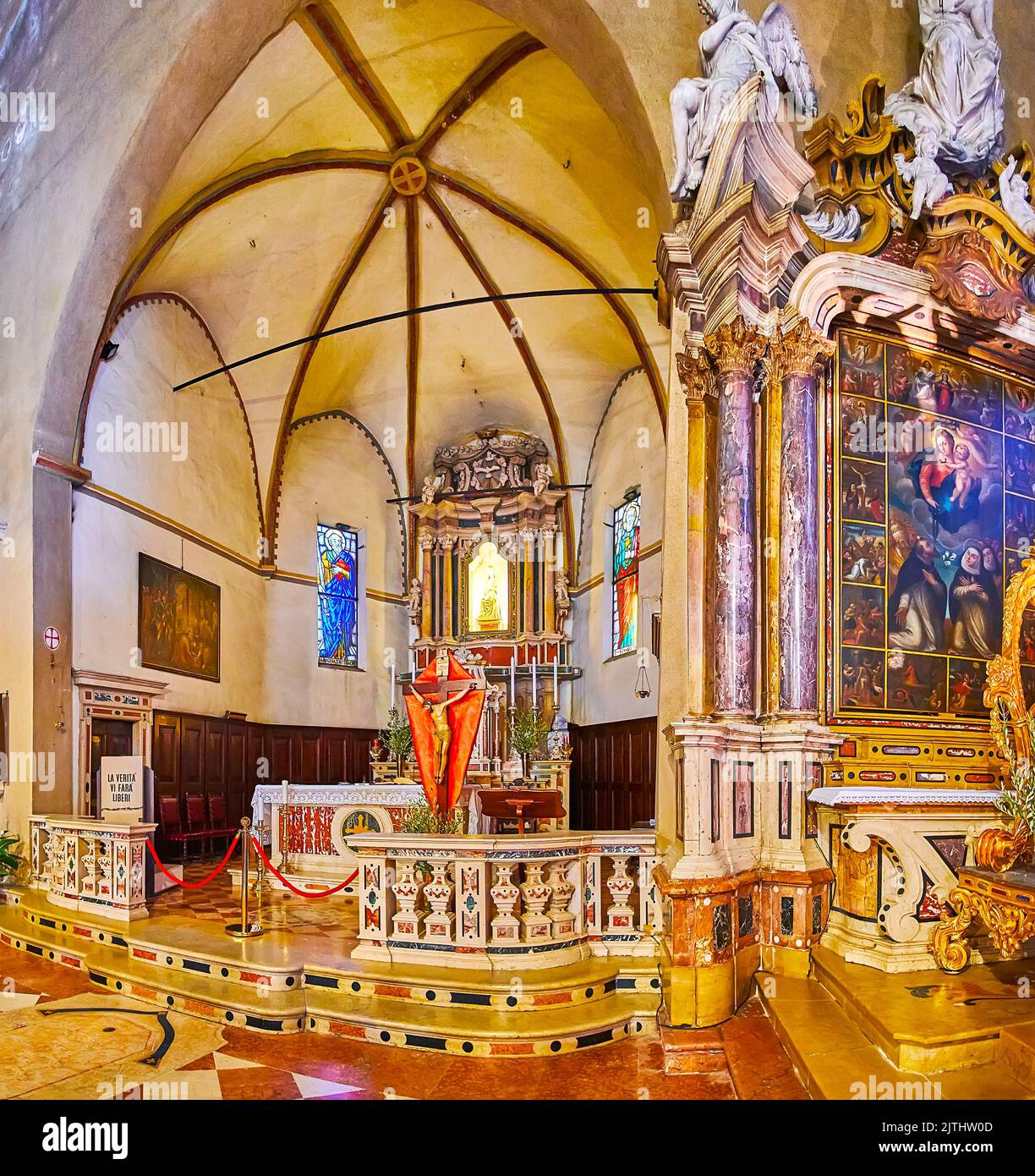 SIRMIONE, ITALIE - 10 AVRIL 2022 : Panorama de l'intérieur de l'église ...