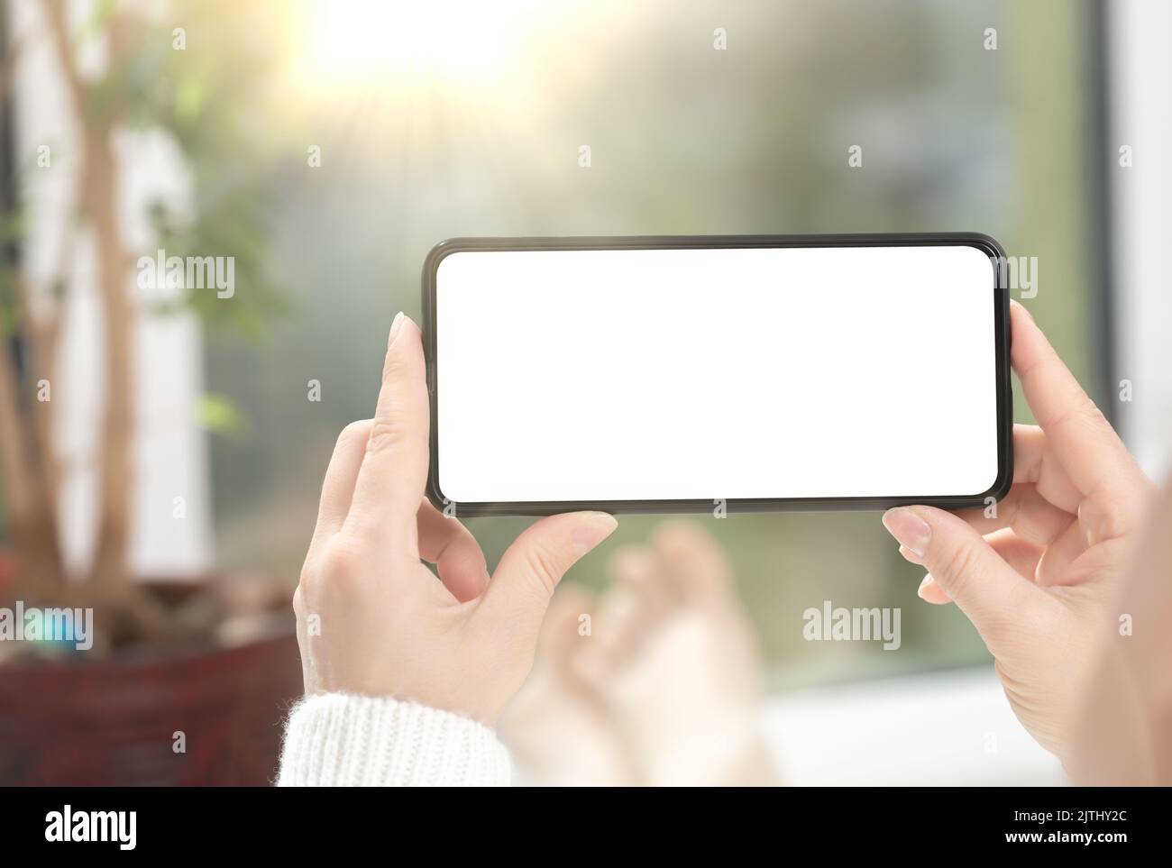 téléphone portable mockup. Femme regarde du contenu vidéo sur un ...