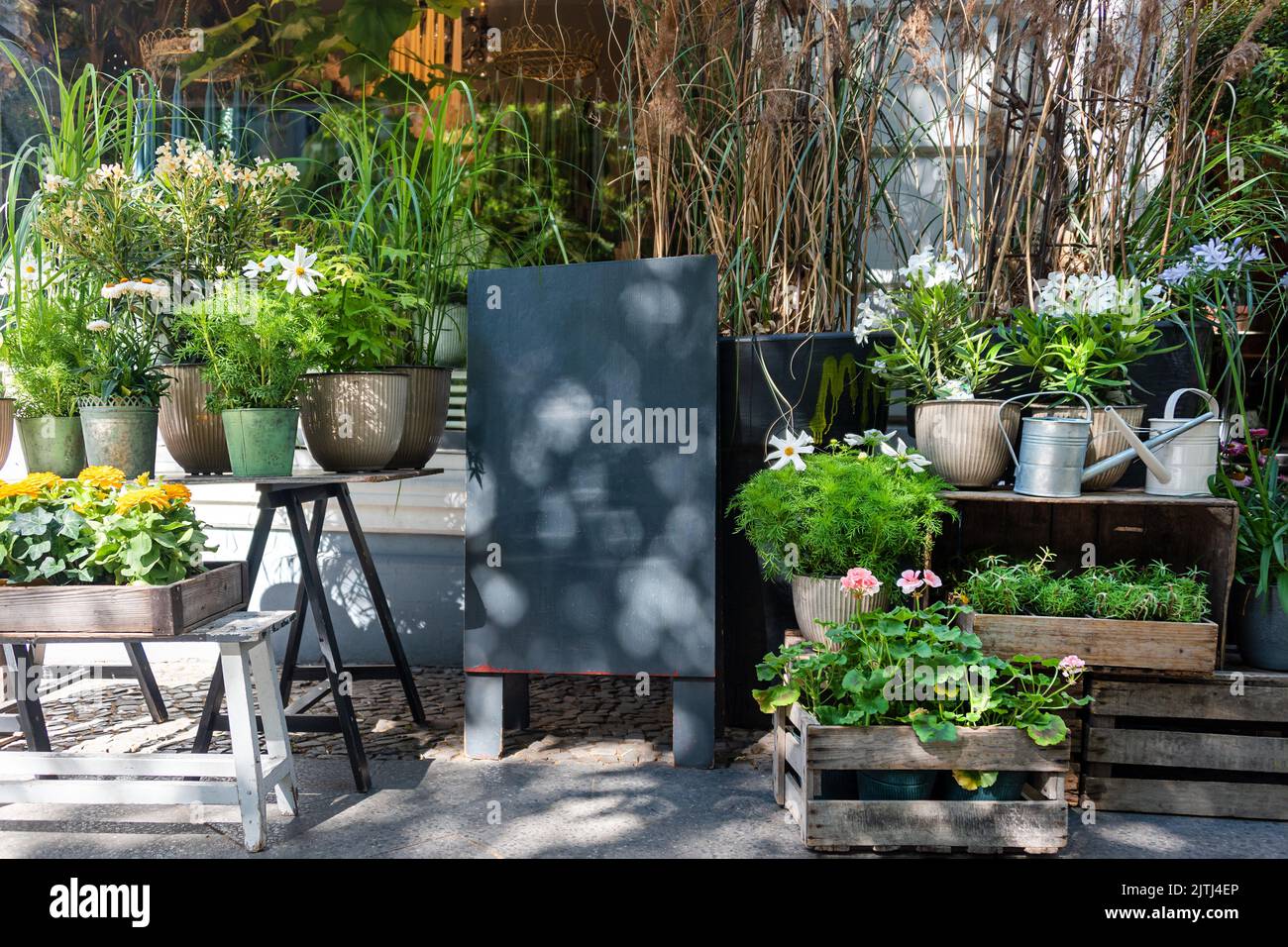 Panneau vide ou menu près de l'entrée du fleuriste ou du café. Une maquette de tableau noir se ...